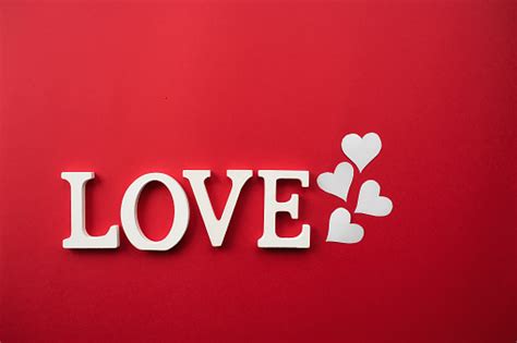 트렌디한 빨간색 배경에 흰색 글자로 된 사랑이라는 단어 해피 발렌타인 데이 어머니의 날 3 월 8 일 세계 여성의 날 휴일 카드 개념 플랫 레이 0명에 대한 스톡 사진 및