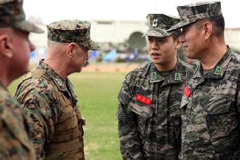 대한민국 해병대rokmc 미 해병 장군과 신형 전투복을 입은 한국 해병대 장군