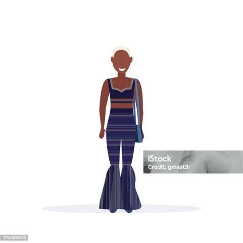 행복 한 우연한 여자 서 있는 자세 웃는 아프리카계 미국인 짧은 머리 소녀 여성 만화 캐릭터 전체 길이 평면 흰색 배경 개념에