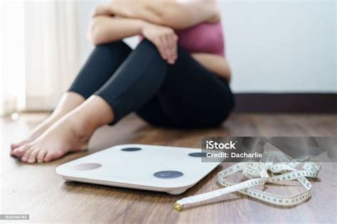 뚱뚱한 여자는 다이어트에 지루해했다 체중 감량 실패â 뚱뚱한 다이어트와 비늘 슬픈 아시아 여성 집에서 체중 조절에 체중 척도 비만증에 대한 스톡 사진 및 기타 이미지
