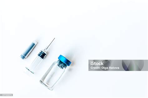 흰색 배경에 약 주입 모자 및 앰플에 대 한 빈 의료 주사기 복사 공간을 복사합니다 플랫레이 의사에 대한 스톡 사진 및 기타 이미지 Istock
