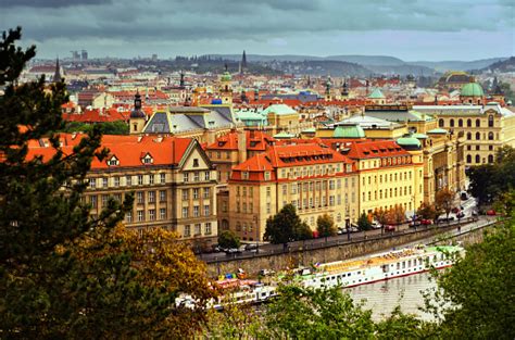 체코 공화국 프라하의 블타바 강에 있는 올드 타운 부두 건축과 카를 교의 아름 다운 봄 전망 0명에 대한 스톡 사진 및 기타 이미지 Istock