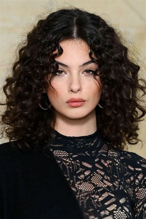 დევა კასელის განსხვავებული იმიჯი პარიზის მოდის კვირეულზე და მსგავსება დედასთან ახალბედა