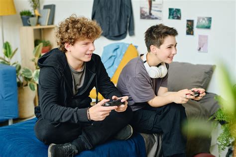 Multiplayer vs singleplayer avantaje și dezavantaje