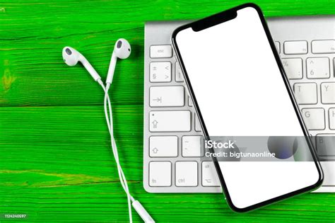 빈 화면을 모의 스마트폰입니다 스마트폰 고립 된 화면입니다 컴퓨터 키보드에 복사 공간 흰색 휴대폰 화면 텍스트에 대 한 빈 공간입니다 격리 된 흰 화면 개념에 대한 스톡