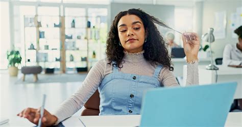 비즈니스 우먼 노트북 및 사무실에서 영감 의제 및 책상에서 관리를 위한 독서 저널리스트 직원 연구 기획 및 창의적인 제안을 위한 기술을 갖춘 사람 및 아이디어 25 29세에