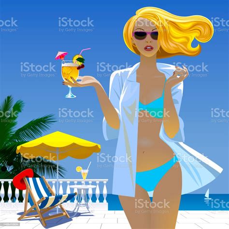 수영복을 입은 금발 소녀는 바다 전망을 배경으로 칵테일을 손에 들고 난간 노란 우산 해변 의자가 있는 하얀 테라스를 배경으로 한다 해변에 대한 스톡 벡터 아트 및 기타