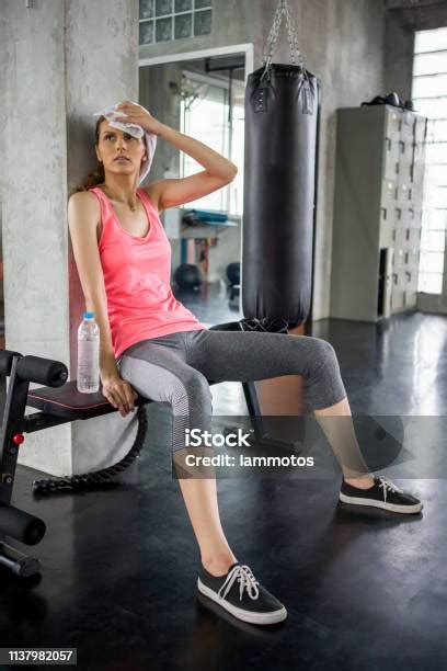 체육관에서 벤치에 타월과 물병 복싱 운동 후 휴식을 취하는 스포츠 여자 피곤한 젊 피트 니스 스포티 여자 앉아 휴식 운동 건강한
