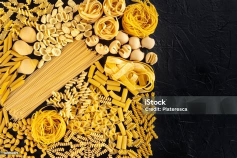 복사 공간이있는 이탈리아어 파스타 디자인 템플릿 많은 다른 파스타 유형의 평평한 평지 텍스트 장소가있는 검은 색 배경에서 위에서 촬영 배경 주제에 대한 스톡 사진 및 기타