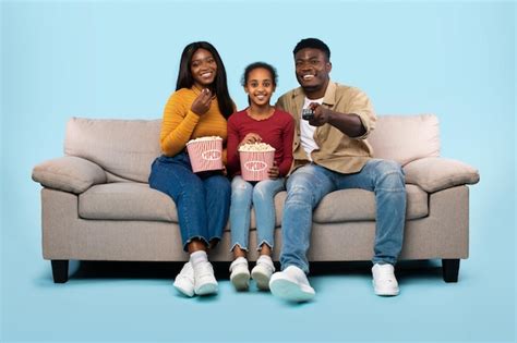 Fotos Familia Negra Assistindo Filme 83000 Fotos De Arquivo Grátis