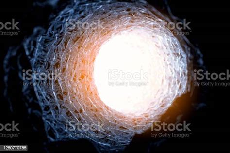 에어컨 덕트 내에서 밝은 빛 에어컨 덕팅 파이프 내에서 촬영 의도적으로 과다 노출된 백색광은 한쪽 끝에서 빛을 발하며 흥미로운 효과를 냅니다 강철에 대한 스톡 사진 및 기타