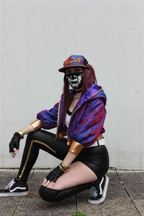 Karmozijnrode Akali Cosplay