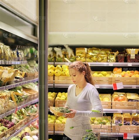 在市场上买水果和蔬菜的女人。