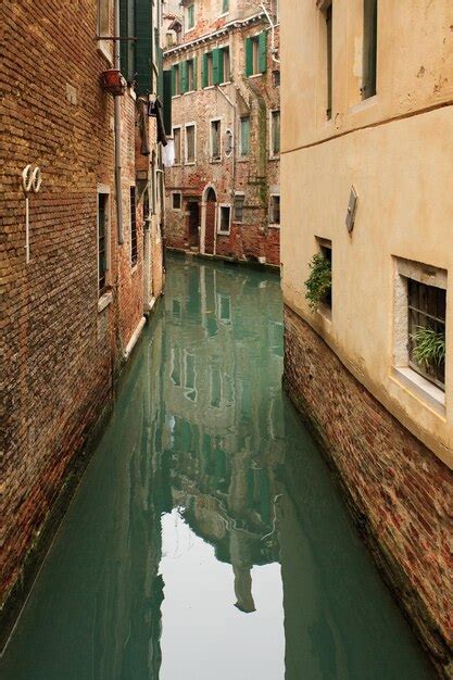 Canal En Medio De Edificios Residenciales Foto Premium