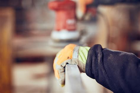 복고풍 빈티지 워크샵에서 궤도 전기 샌 더를 사용 하 여 목수 가구에 대한 스톡 사진 및 기타 이미지 가구 건설 기계류 건설 산업 Istock