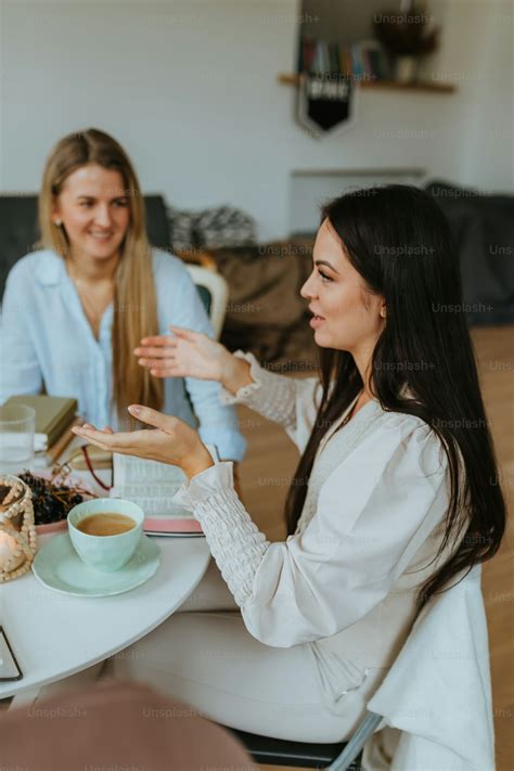 테이블에 앉아 있는 두 명의 여성 사진 Unsplash의 친구 이미지