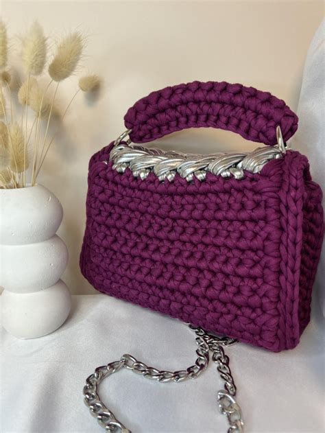 плетена чанта на една кука ръчно изработени подаръци за нея лилава чанта за 8 март Handmasters Bg