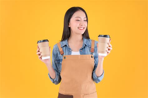 예쁜 아시아 여성 스마일 커피 프리랜서 오픈 커피 숍 쇼 선물과 커피 종이 컵 중소 기업 및 시작 개념 노란색 배경에 포잉 25 29세에 대한 스톡 사진 및 기타 이미지