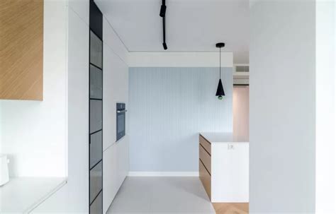 Ъглова кухня с барплот в бяло и дърво №6241 Mdf Проекти на Ъглови кухни от Gtc Design