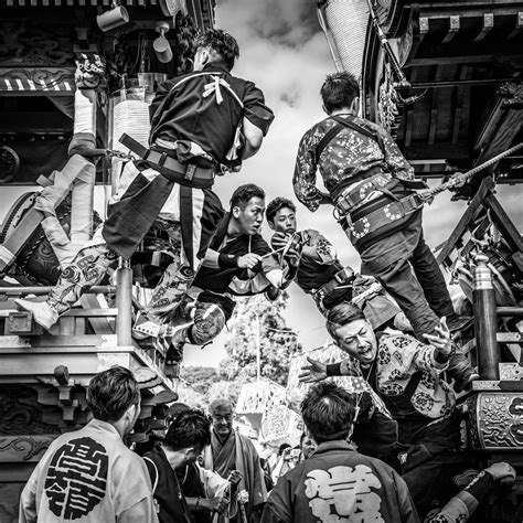 高嶺組と常盤連の競合いです。梃子方が山車・屋台をギリギリまで接近させ、囃子方は相手に負けないようにお囃子を奏でます。 Moments