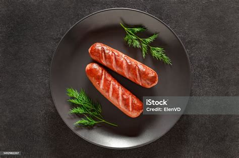 두 개의 구운 소시지와 어두운 배경에 있는 딜의 샘 평면도 텍스트를 복사할 공간 건강한 식생활에 대한 스톡 사진 및 기타 이미지 건강한 식생활 고기 굽기 Istock