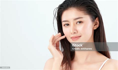 흰색 배경에 깨끗한 신선한 피부를 가진 아름다운 젊은 아시아 여성 얼굴 관리 얼굴 치료 화장품 아름다움과 스파 아시아 여성 초상화 여자에 대한 스톡 사진 및 기타 이미지