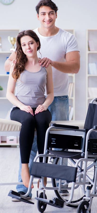 Programa Paciente De La Recuperaci N De La Rehabilitaci N Que Experimenta Con El Doctor Foto De