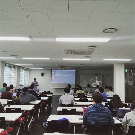 양재동 코드랩 역시 Springboot에 관심있는 분들이 많네요 갑자기 날씨가 추워졌는데 많은 Facebook