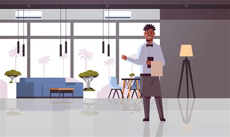 전문 웨이터 들고 메뉴를 따뜻하게 환대 현대 카페 인테리어 평평한 전체 길이 수평을 보여주는 앞치마에 아늑한 레스토랑 남자