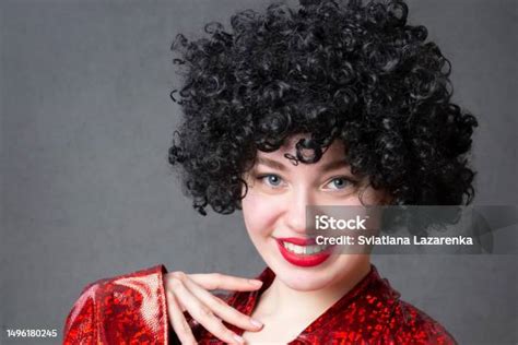 회색 바탕에 아프리카 가발을 쓴 흥분한 여자 디스코 소녀 25 29세에 대한 스톡 사진 및 기타 이미지 25 29세 가발 관능 Istock