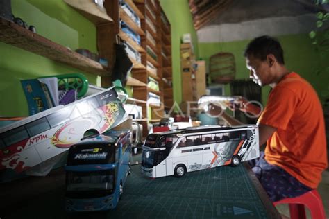 Miniature Bus Antara Foto