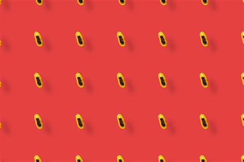 그림자와 빨간색 배경에 신선한 파파야의 다채로운 과일 패턴 맨 위 보기입니다 플랫 레이 팝 아트 디자인 파파야에 대한 스톡 사진