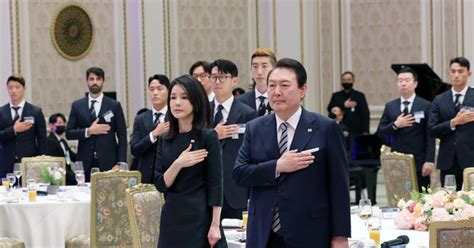 월드컵 축구 국가대표팀과 국기에 대한 경례하는 윤 대통령 내외