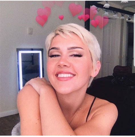 Daisy Taylor Scrolller