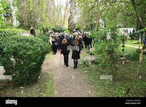 Susanne Kellermann Filippa Wepper Und Sophie Wepper Bei Der Beisetzung