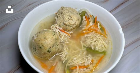 미트볼과 야채를 곁들인 수프 한 그릇 사진 Unsplash의 무료 음식 이미지