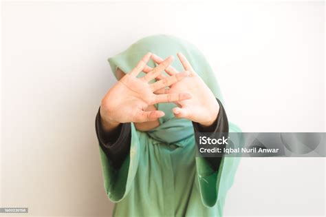 아시아의 무슬림 어린 소녀는 카메라를 향해 손바닥을 펴고 얼굴을 가리고 있다 중지 제스처 이슬람 공포증에 대한 스톡 사진 및 기타 이미지 이슬람 공포증 아동 학대