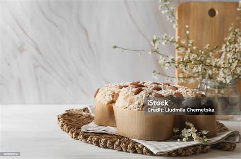 맛있는 이탈리아 부활절 비둘기 케이크 와 하얀 나무 테이블에 꽃 텍스트를 위한 공간 0명에 대한 스톡 사진 및 기타 이미지 Istock