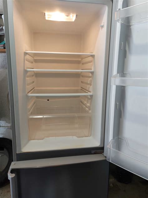 Продавам хладилник с фризер инверторен саморазмразяващ се Инокс гр София Гео Милев • Olx Bg