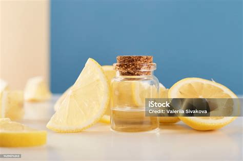 레몬 에센셜 오일이 든 병에 레몬 조각이 테이블에 있습니다 화장품 감귤류 오일 또는 혈청 자연 의학 개념 아로마 테라피 감귤류 과일에 대한 스톡 사진 및 기타 이미지