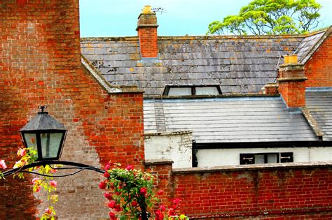 무료 이미지 바다 건축물 목재 창문 지붕 건물 빨간 시골집 색깔 가을 정면 교회에 작은 산 영국 그림 물감 구성 패턴들 텍스처 벽돌 세공