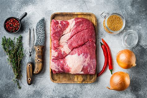 쇠고기 배꼽 생 쇠고기 브리스킷 고기 흡연을위한 재료와 바베큐 파스트라미 치료 회색 돌 배경에 상단 보기 플랫 레이 0명에 대한 스톡 사진 및 기타 이미지 Istock