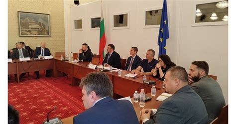 Дигитализация на шофьорските курсове и часове по безопасност в училище искат експерти от депутатите