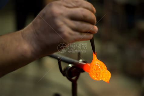 熔化玻璃的手工人物高清图片下载 正版图片502932912 摄图网