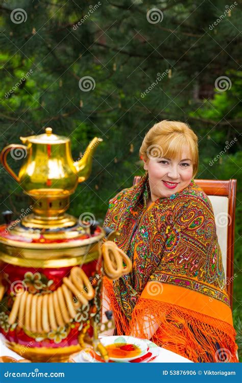 Schönes Russisches Mädchen Mit Einem Curvaceous Rosigen Und Glücklichen Sitzen Stockfoto Bild