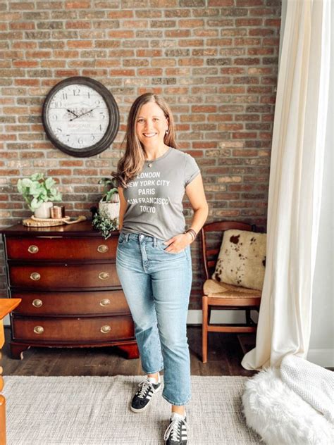 The Chicest Graphic Tee And 14 Super Wearable Graphic Tee Outfit Ideas