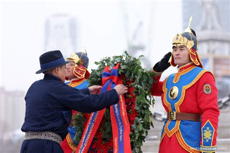 ФОТО Монгол Улсын төрийн далбааг мандуулж жанжин Д Сүхбаатарын хөшөөнд цэцэг өргөв Isee Mn