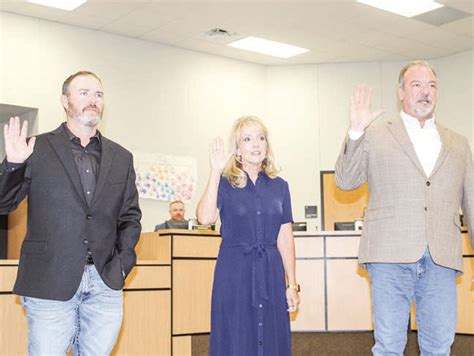 Sisd Canvasses Votes And Swears In New Trustees