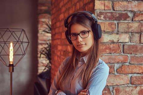 99000 Brunette Glasses Pictures