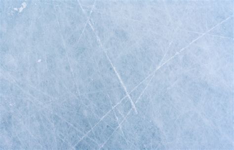 스케이트와 하키의 자국이있는 얼음 배경 긁힌 자국이있는 링크 표면의 파란색 질감 아이스 하키에 대한 스톡 사진 및 기타 이미지 아이스 하키 위에 0명 Istock